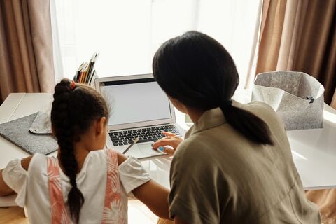 How Learning a Language Changes Depending on Your Age | Lingvist
